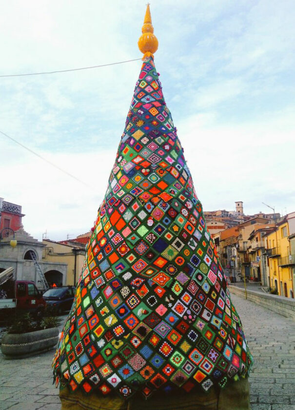 30 Of The Most Creative Christmas Trees Of The Season | DeMilked