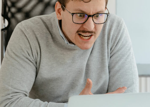 20 Times Folks Were In Really Odd Situations At Work | DeMilked