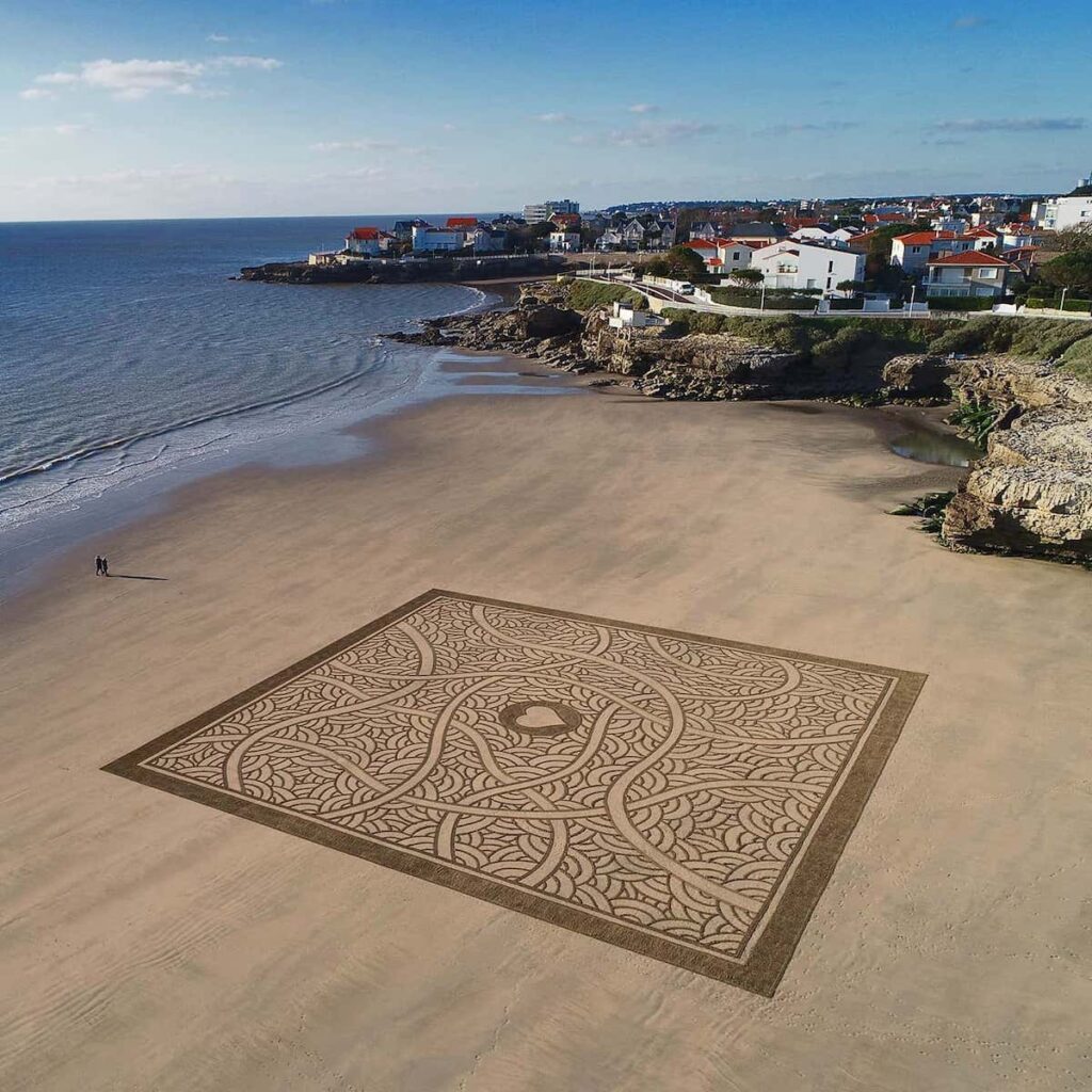 20 Times This Artist Created Enormous Sand Drawings Just To Be Washed ...