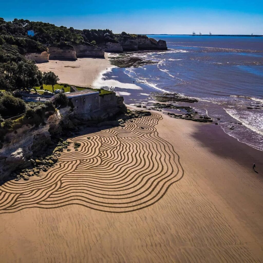 20 Times This Artist Created Enormous Sand Drawings Just To Be Washed ...