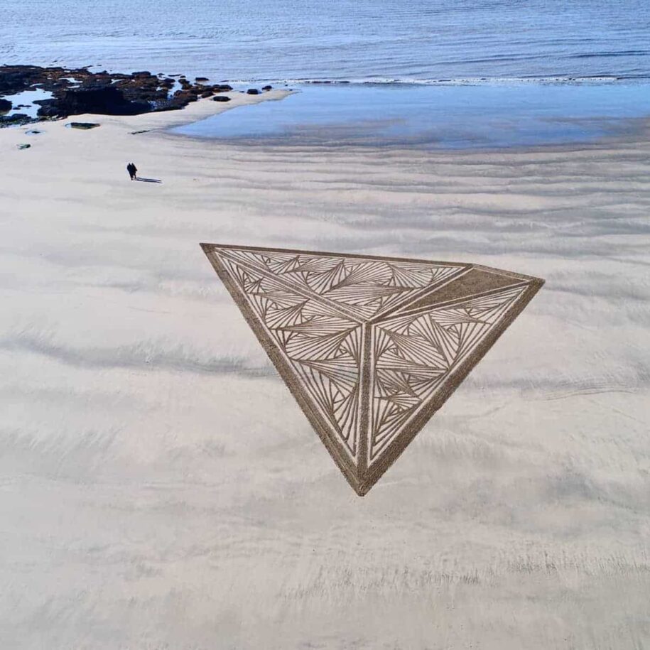 20 Times This Artist Created Enormous Sand Drawings Just To Be Washed Off By The Ocean | DeMilked