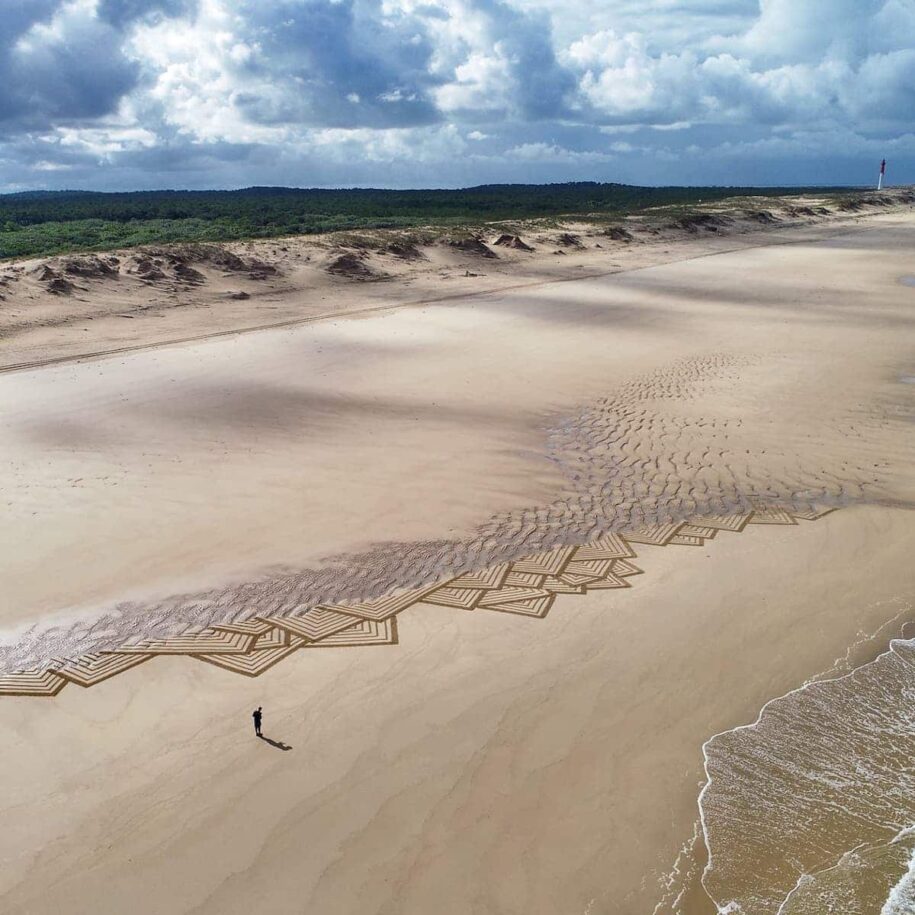 20 Times This Artist Created Enormous Sand Drawings Just To Be Washed ...