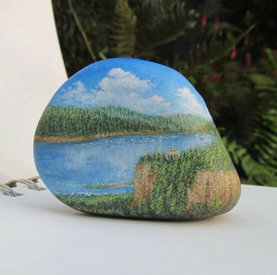 15 Times This Artist Painted Beautiful Scenes Of Oregon On Small Pebble ...