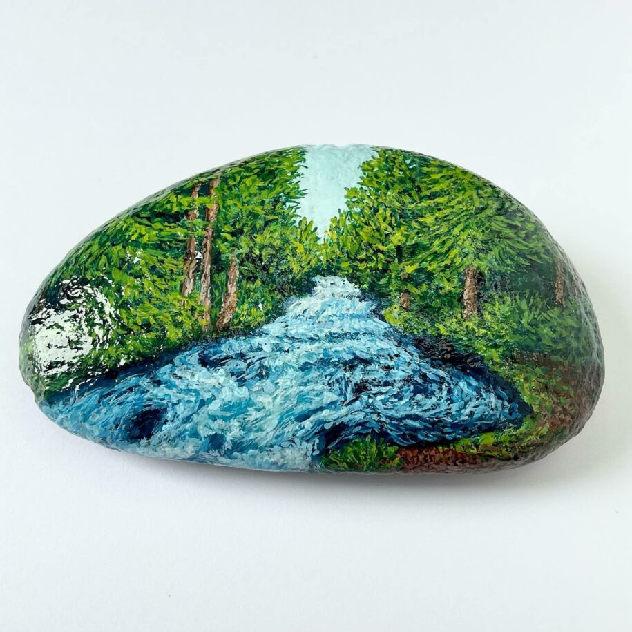 15 Times This Artist Painted Beautiful Scenes Of Oregon On Small Pebble ...