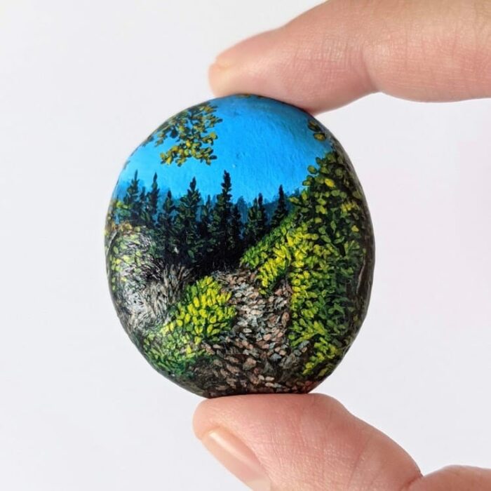 15 Times This Artist Painted Beautiful Scenes Of Oregon On Small Pebble ...