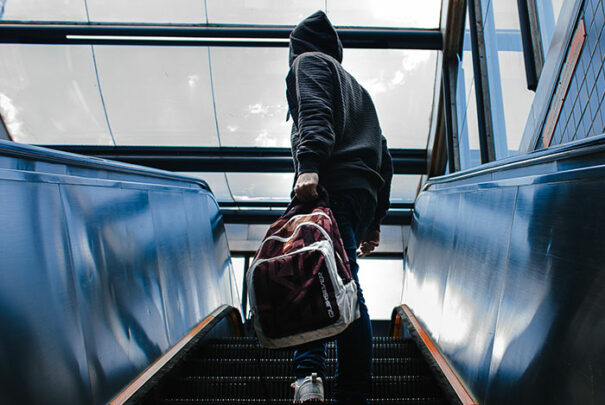 20 Inconsiderate Things People Should Avoid Doing In Public | DeMilked