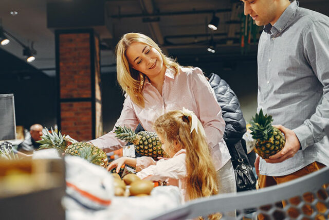 20 Inconsiderate Things People Should Avoid Doing In Public | DeMilked