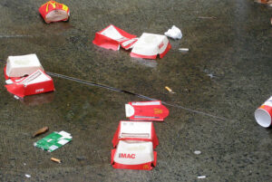 20 Inconsiderate Things People Should Avoid Doing In Public | DeMilked