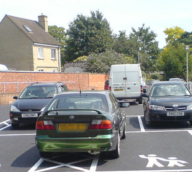 20 Inconsiderate Things People Should Avoid Doing In Public | DeMilked