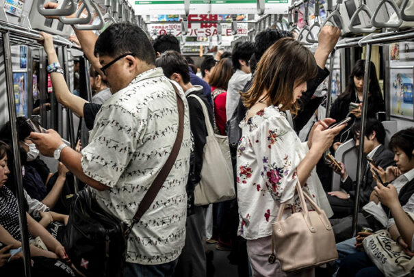 20 Inconsiderate Things People Should Avoid Doing In Public | DeMilked