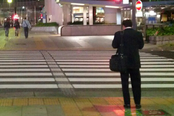 20 Inconsiderate Things People Should Avoid Doing In Public | DeMilked