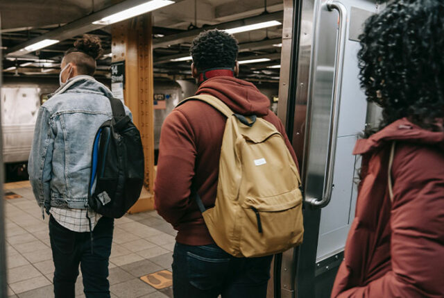 20 Inconsiderate Things People Should Avoid Doing In Public | DeMilked