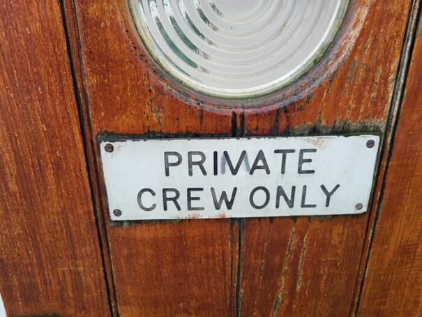 20 Hilarious Graffiti Spotted In Random Places | DeMilked