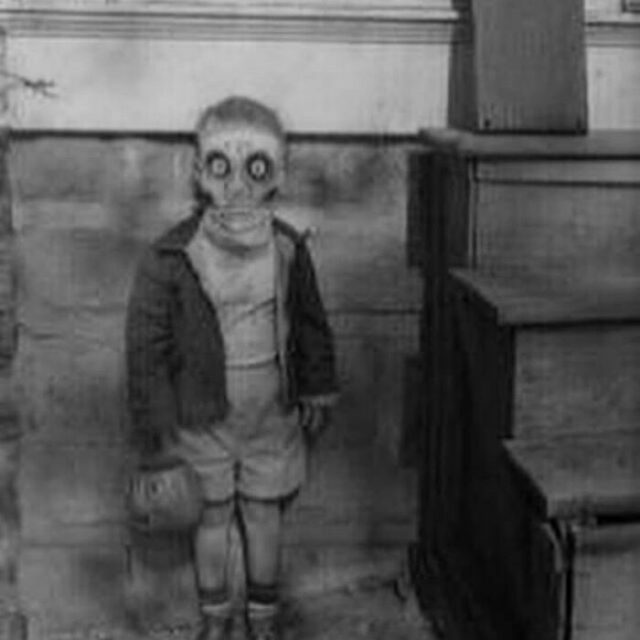 30 Cursed "No Context" Pics That Might Make You Question Things | DeMilked