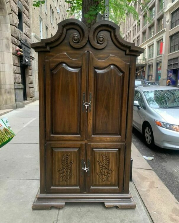 20 Photos That Highlight New York's Best Stoop Finds, As Shared By This ...