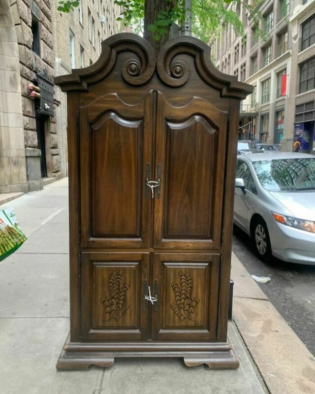 20 Photos That Highlight New York's Best Stoop Finds, As Shared By This ...