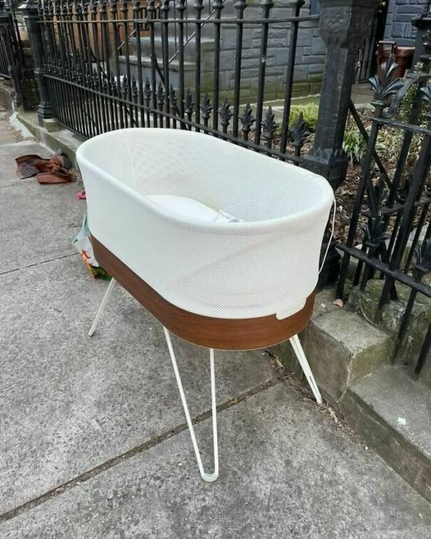 20 Photos That Highlight New York's Best Stoop Finds, As Shared By This ...