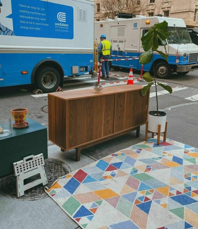 20 Photos That Highlight New York's Best Stoop Finds, As Shared By This ...