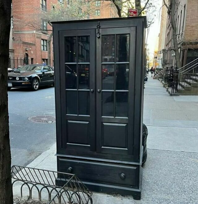 20 Photos That Highlight New York's Best Stoop Finds, As Shared By This ...