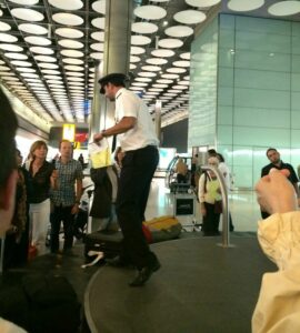30 Airport Photos That Captured The Hilarious, Heartwarming, and ...