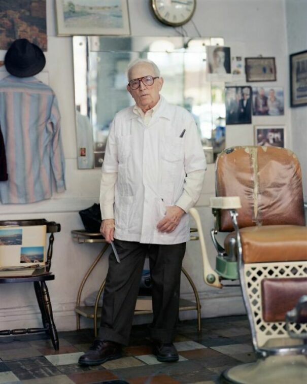 20 Pics Of New Yorkers Divided Into Shoppers And Workers In Mesmerizing ...