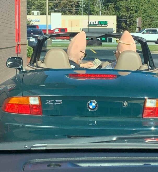30 Funny, Weird, and Fascinating Sights Spotted On The Road | DeMilked