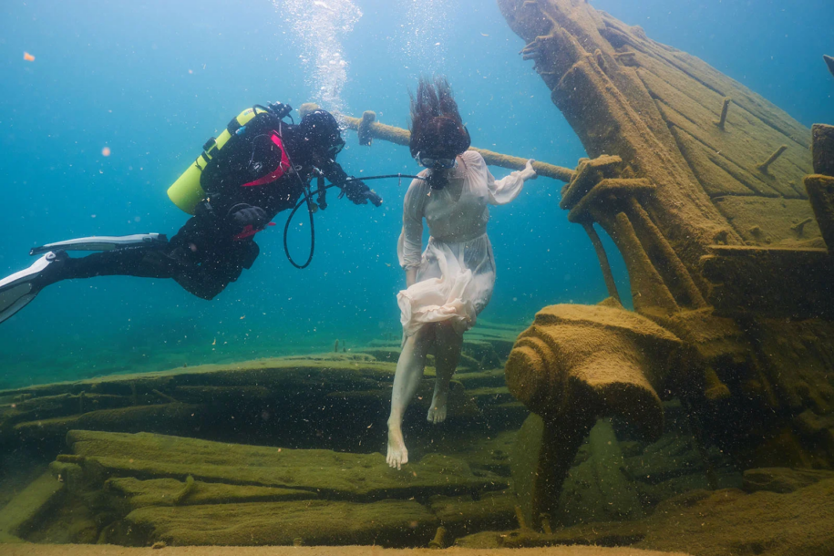 Photographer Dives Deep To Show The Beauty Of Underwater Photography ...