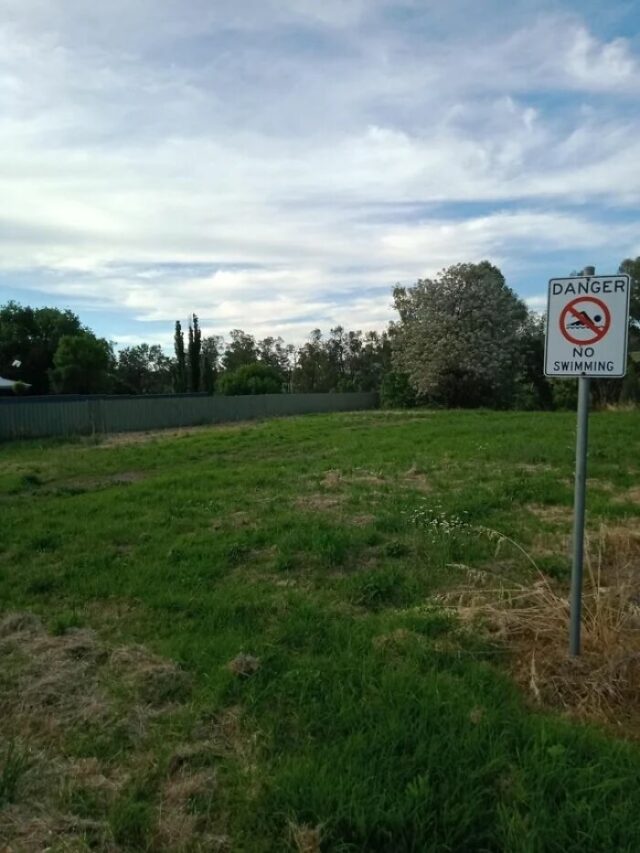 People Are Cracking Up At These 22 Useless Signs Shared On A Dedicated ...