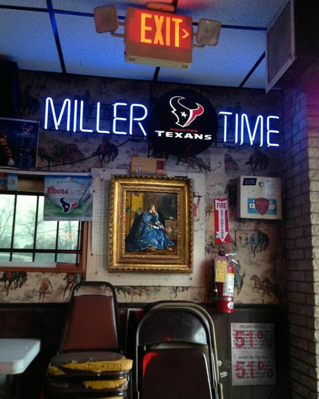 20 Intriguing Pics Showcasing Great Art Within Ugly Rooms | DeMilked