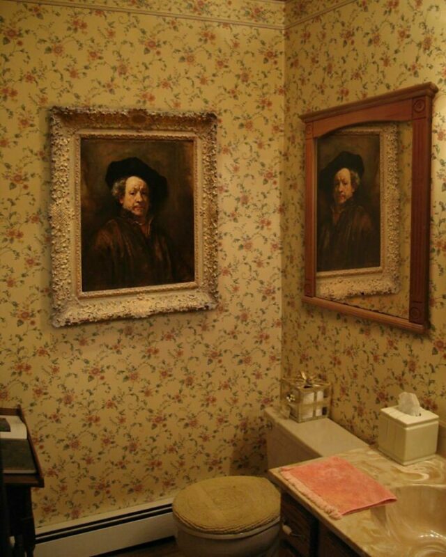 20 Intriguing Pics Showcasing Great Art Within Ugly Rooms | DeMilked