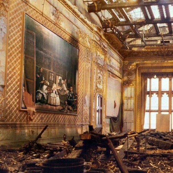 20 Intriguing Pics Showcasing Great Art Within Ugly Rooms | DeMilked