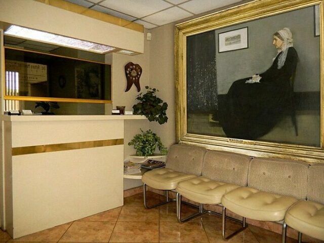 20 Intriguing Pics Showcasing Great Art Within Ugly Rooms | DeMilked