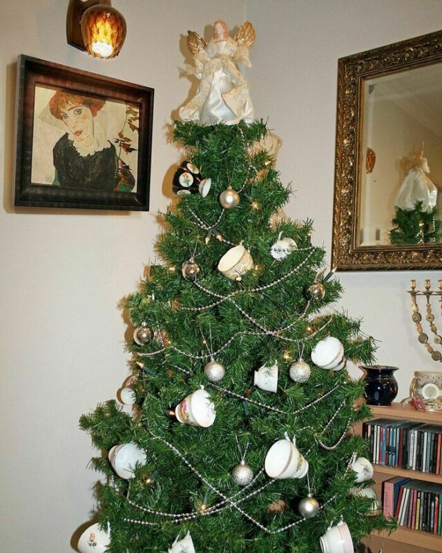 20 Intriguing Pics Showcasing Great Art Within Ugly Rooms | DeMilked