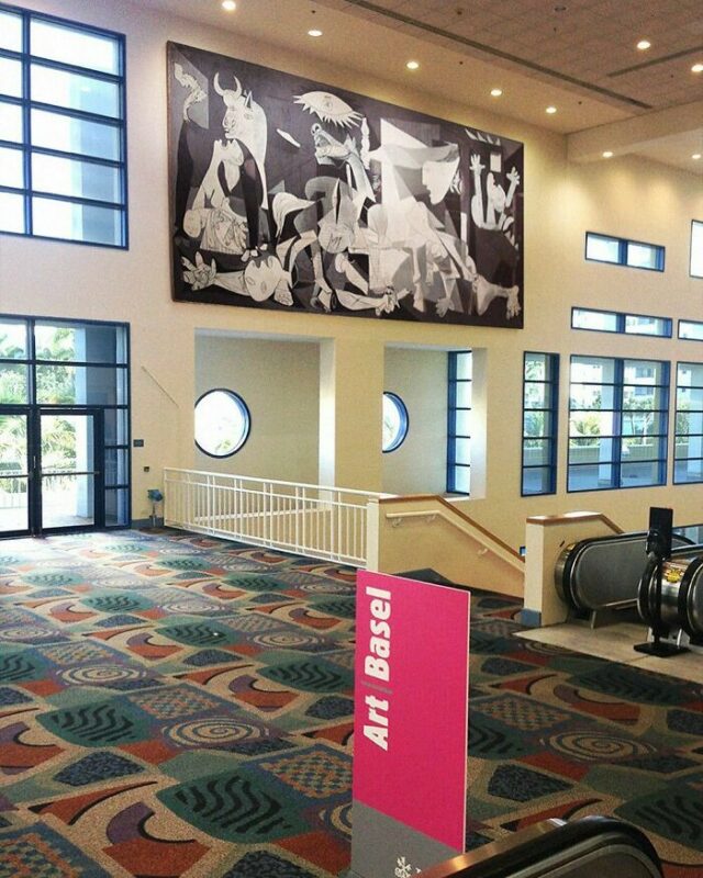 20 Intriguing Pics Showcasing Great Art Within Ugly Rooms | DeMilked