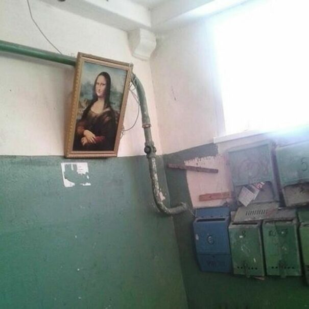 20 Intriguing Pics Showcasing Great Art Within Ugly Rooms | DeMilked