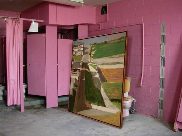 20 Intriguing Pics Showcasing Great Art Within Ugly Rooms | DeMilked