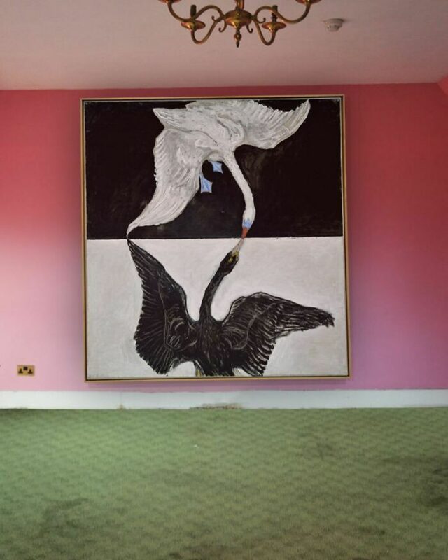 20 Intriguing Pics Showcasing Great Art Within Ugly Rooms | DeMilked