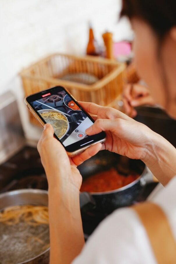 20 People Who Know An “Influencer” Give An Inside Look At Their Real ...