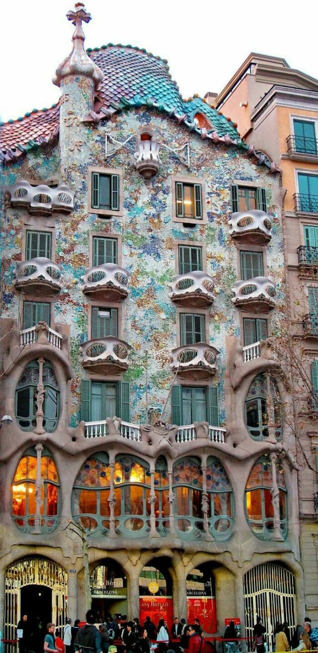 20 Bizarre Building Designs That Look Incredibly Cool Yet Uncomfortable ...