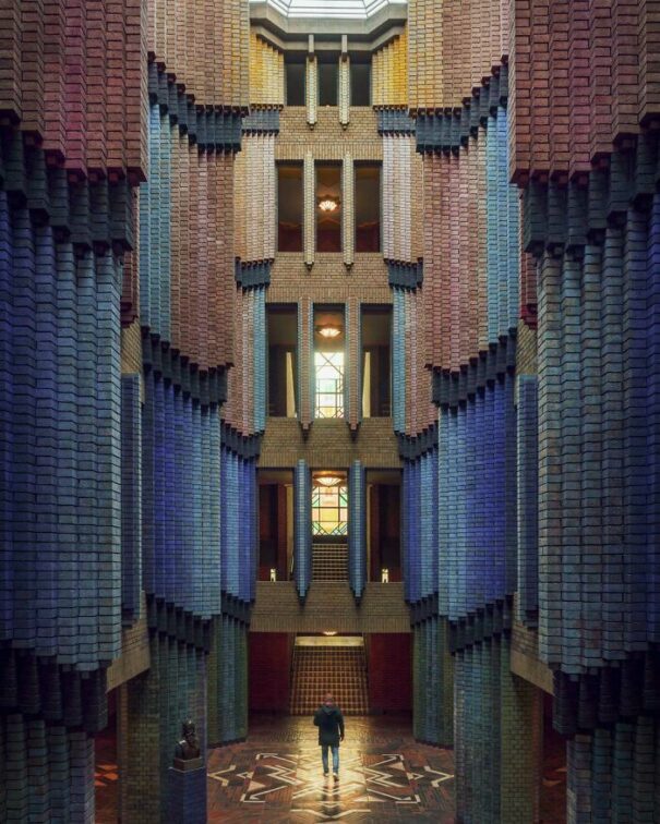 20 Bizarre Building Designs That Look Incredibly Cool Yet Uncomfortable ...
