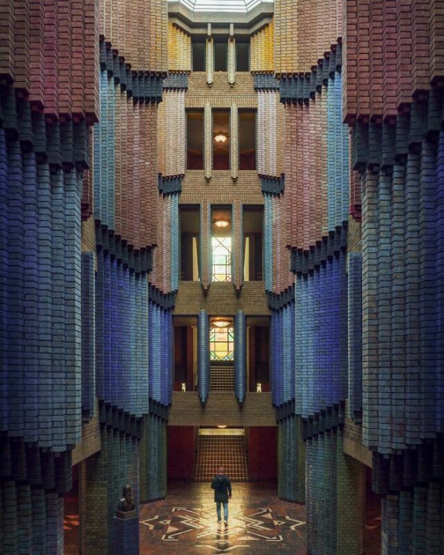 20 Bizarre Building Designs That Look Incredibly Cool Yet Uncomfortable ...