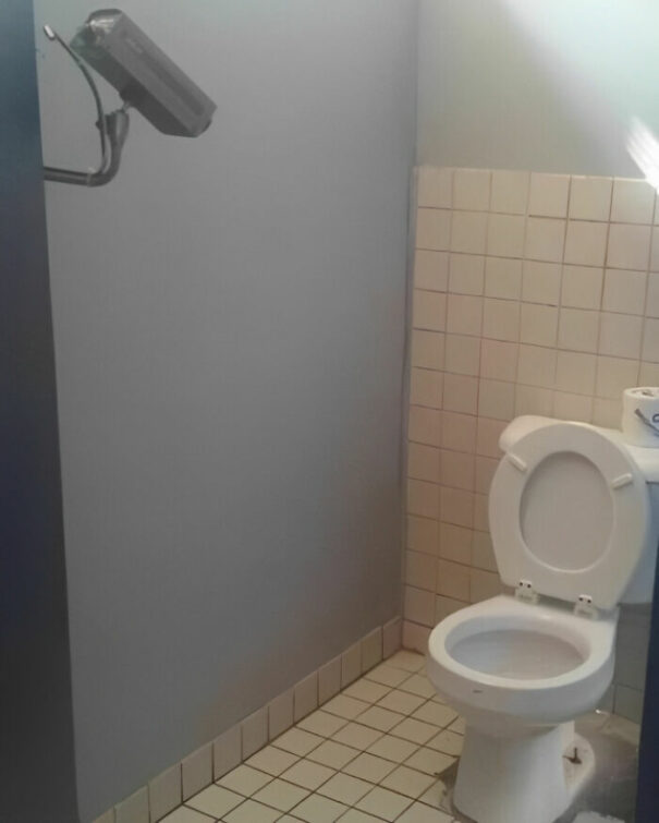 20 Bizarre Photos Shared On The “Images That Need More Context ...