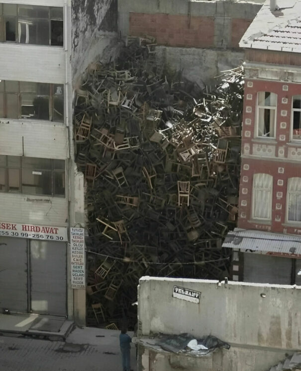 20 Bizarre Photos Shared On The “Images That Need More Context ...