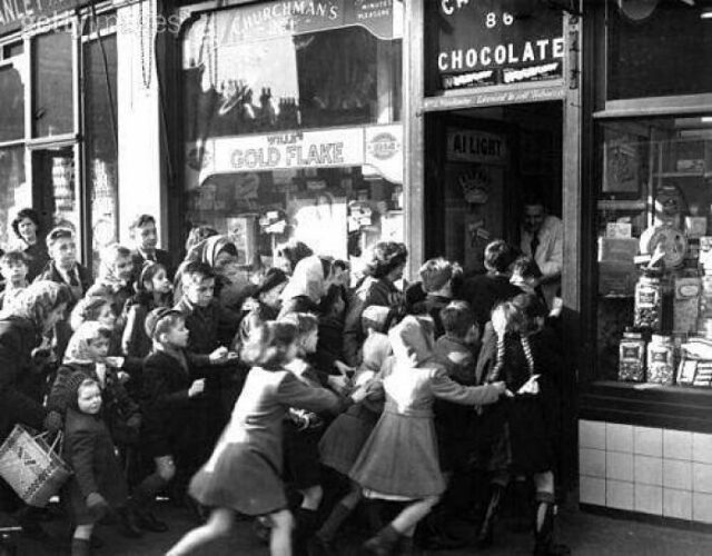 40 Timeless “Pictures Of Humanity” That Are Full Of Raw Emotion | DeMilked