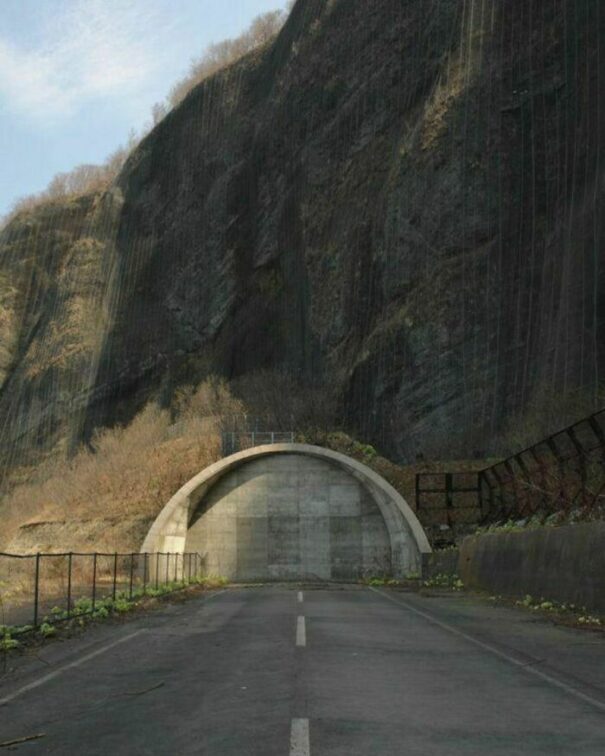 20 Unsettling Photos of Places That Feel Like They're in a Different ...