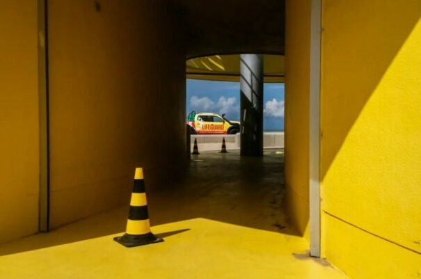 “The Absurd Human Condition”: 25 Shots By Photographer Jeffrey De ...