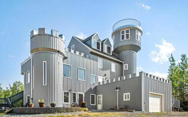 35 Of The Tackiest Suburban McMansions Spotted In The Wild | DeMilked