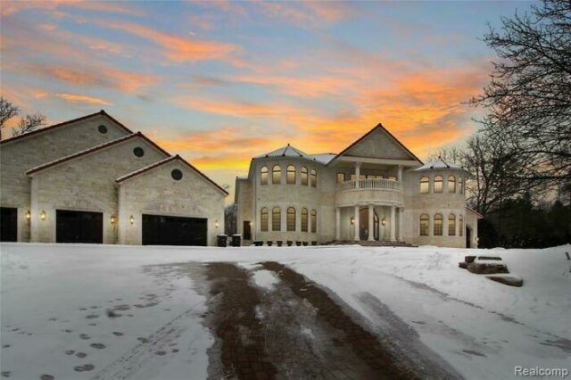 35 Of The Tackiest Suburban McMansions Spotted In The Wild | DeMilked