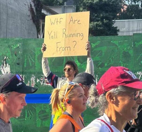 25 Funny Signs Spotted At The NYC Marathon | DeMilked