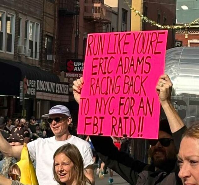 25 Funny Signs Spotted At The NYC Marathon | DeMilked